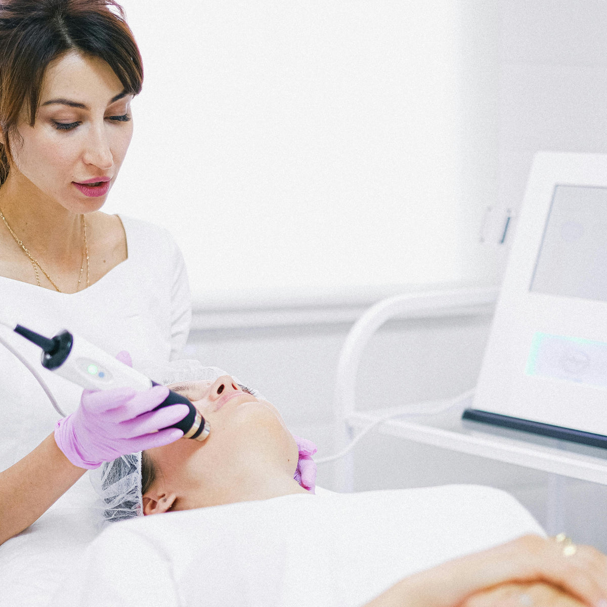 Beauty Clinic Advertising Ideas That Attract Clients – Signs and Mirrors